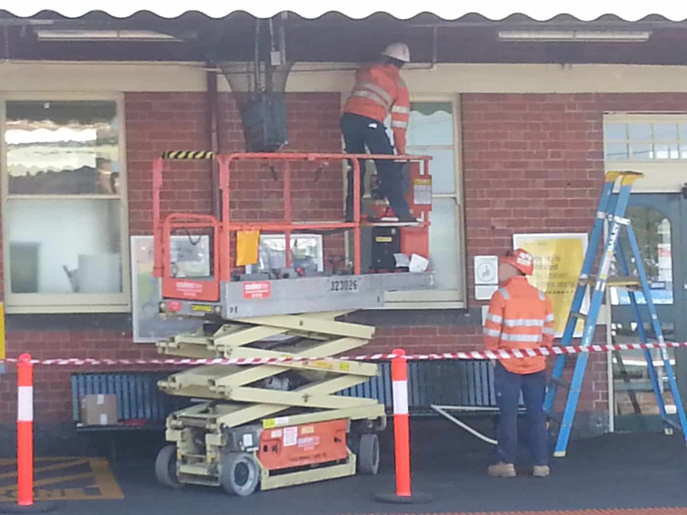 Scissor Lifts and safety – SafetyAtWorkBlog