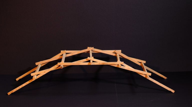 Wooden model of Da Vinci’s Medieval self-supporting bridge ...